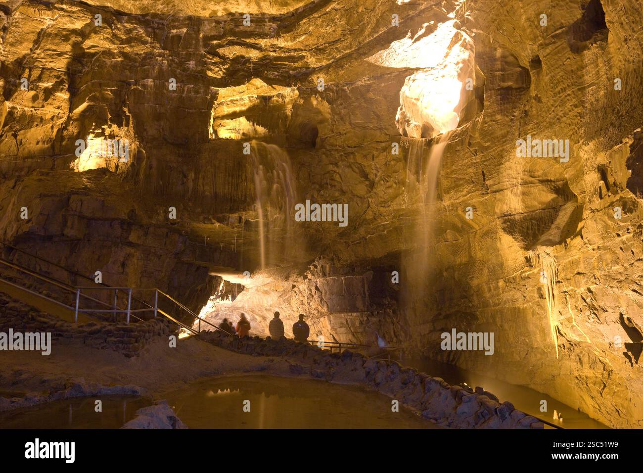 Une chute d'eau dans les caves nationales du pays de Galles. Le ...