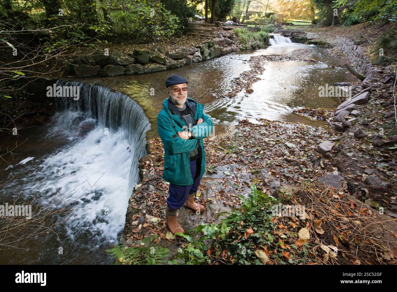 Stephen Ainsleigh Rice près de la rivière qui passe devant sa maison ...