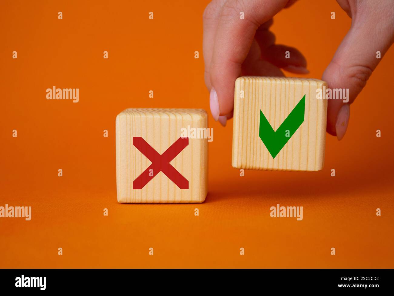 Symbole Oui vs non. La main d'homme d'affaires fait un choix entre LE ...