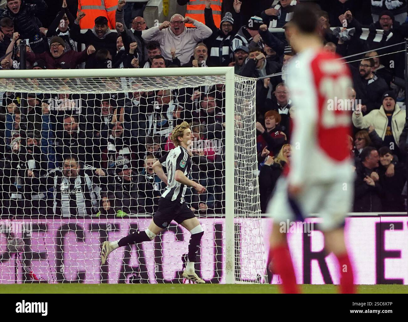 Anthony Gordon de Newcastle United célèbre avoir marqué le deuxième but ...
