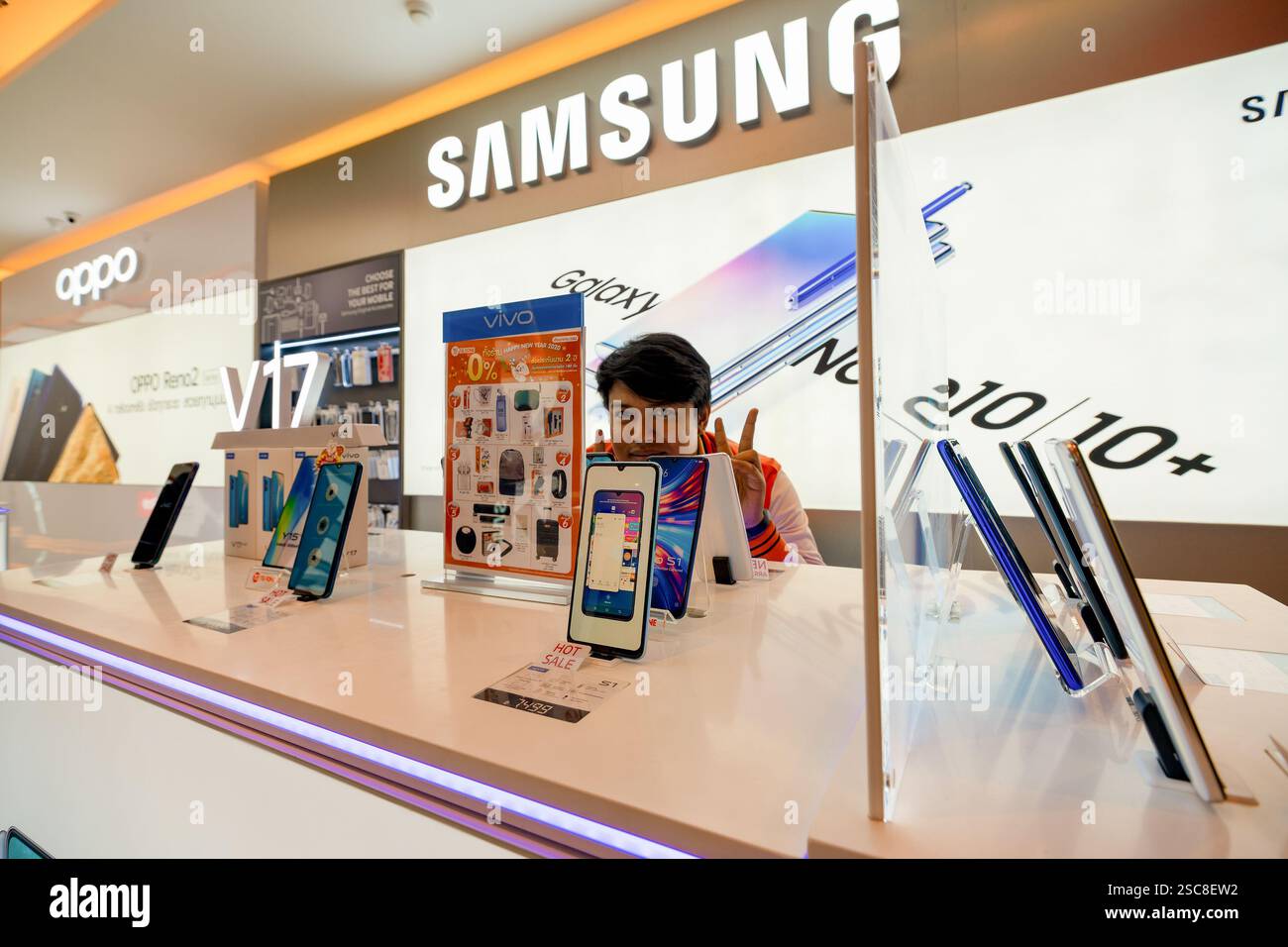 Bangkok, Thaïlande - 24 janvier 2020 : un membre du personnel de TG Fone posant de manière ...