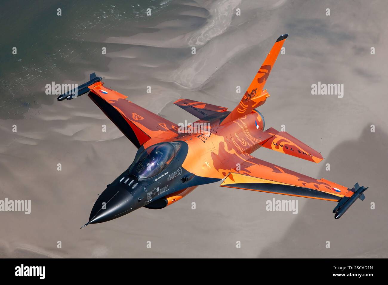 La démo F-16 « Orange Lion » de la Royal Netherlands Air Force vole en formation serrée lors d ...