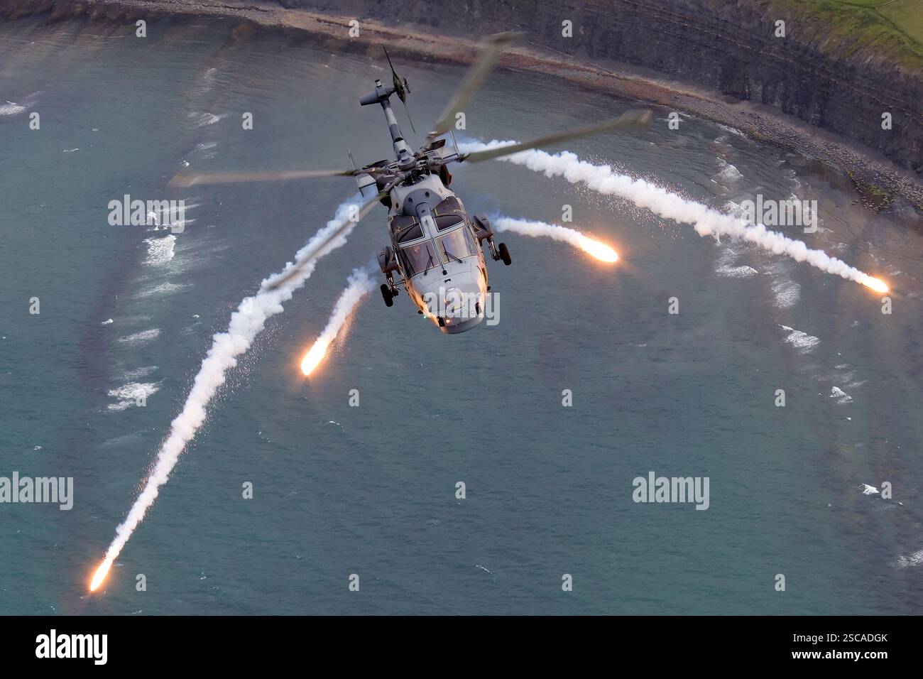 Royal Navy Lynx effectuant un virage serré en vol, soulignant son ...