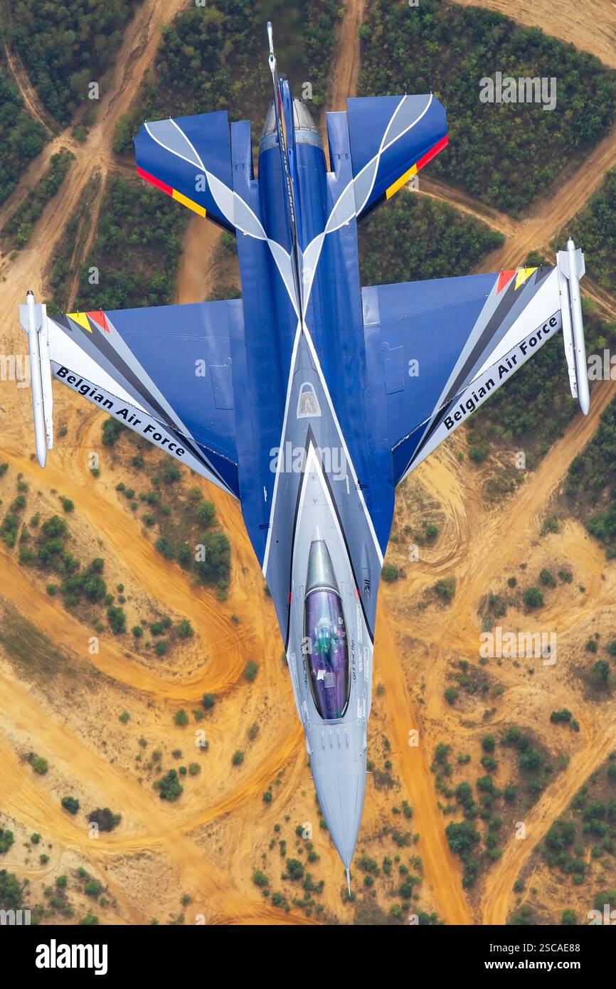 Un F-16 de l'armée de l'air belge combattant Falcon volant lors d'une ...
