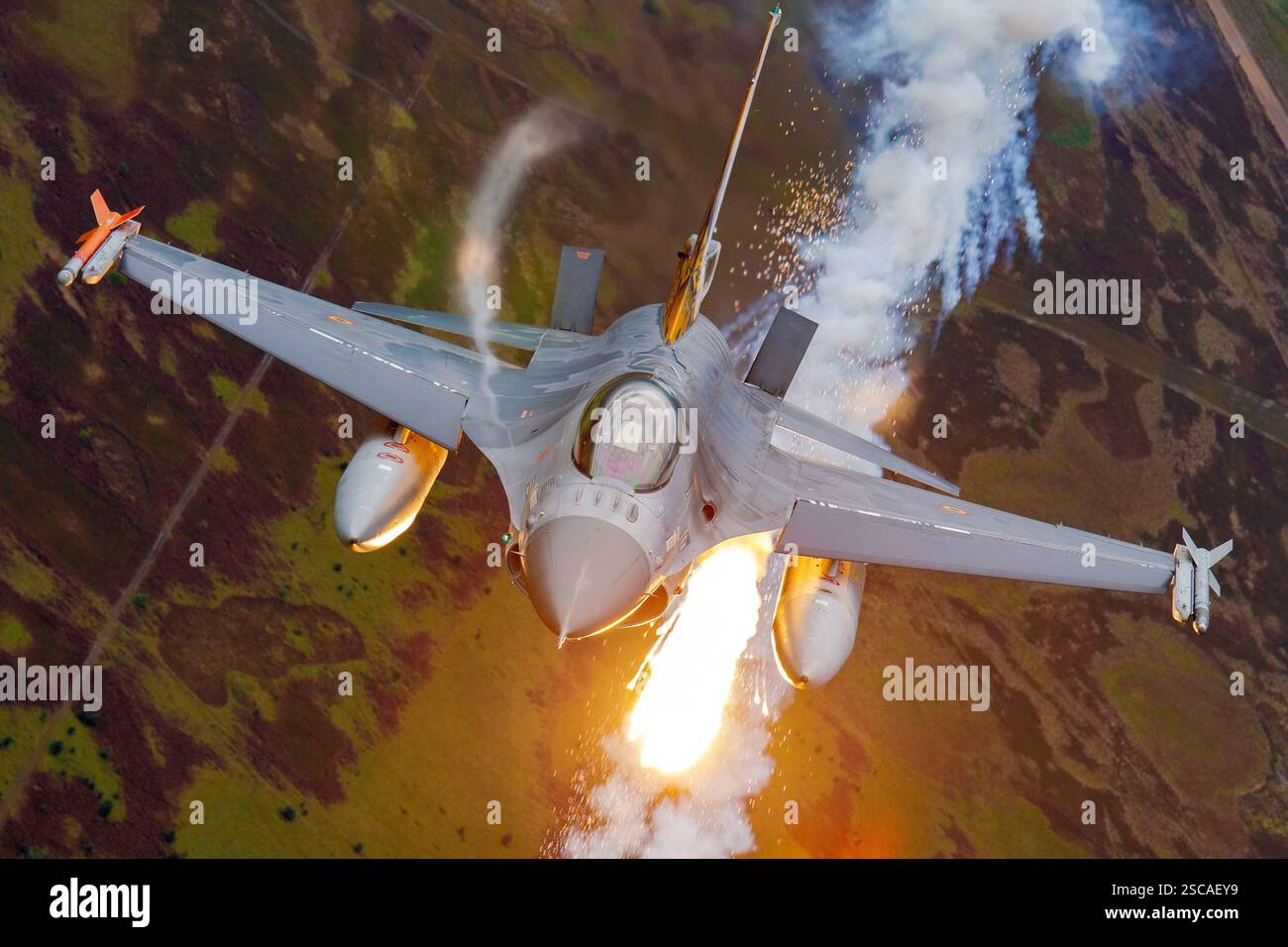F-16 Fighting Falcon de l'armée de l'air belge lançant des fusées ...