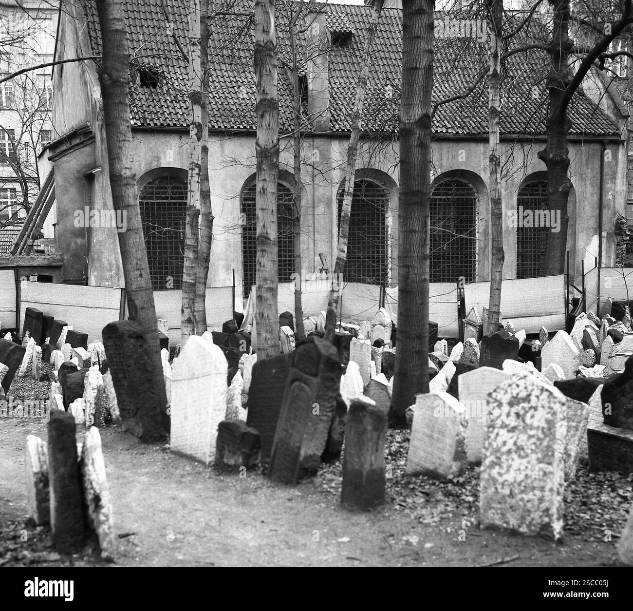 Vieux cimetière juif de prague Banque d'images noir et blanc - Alamy