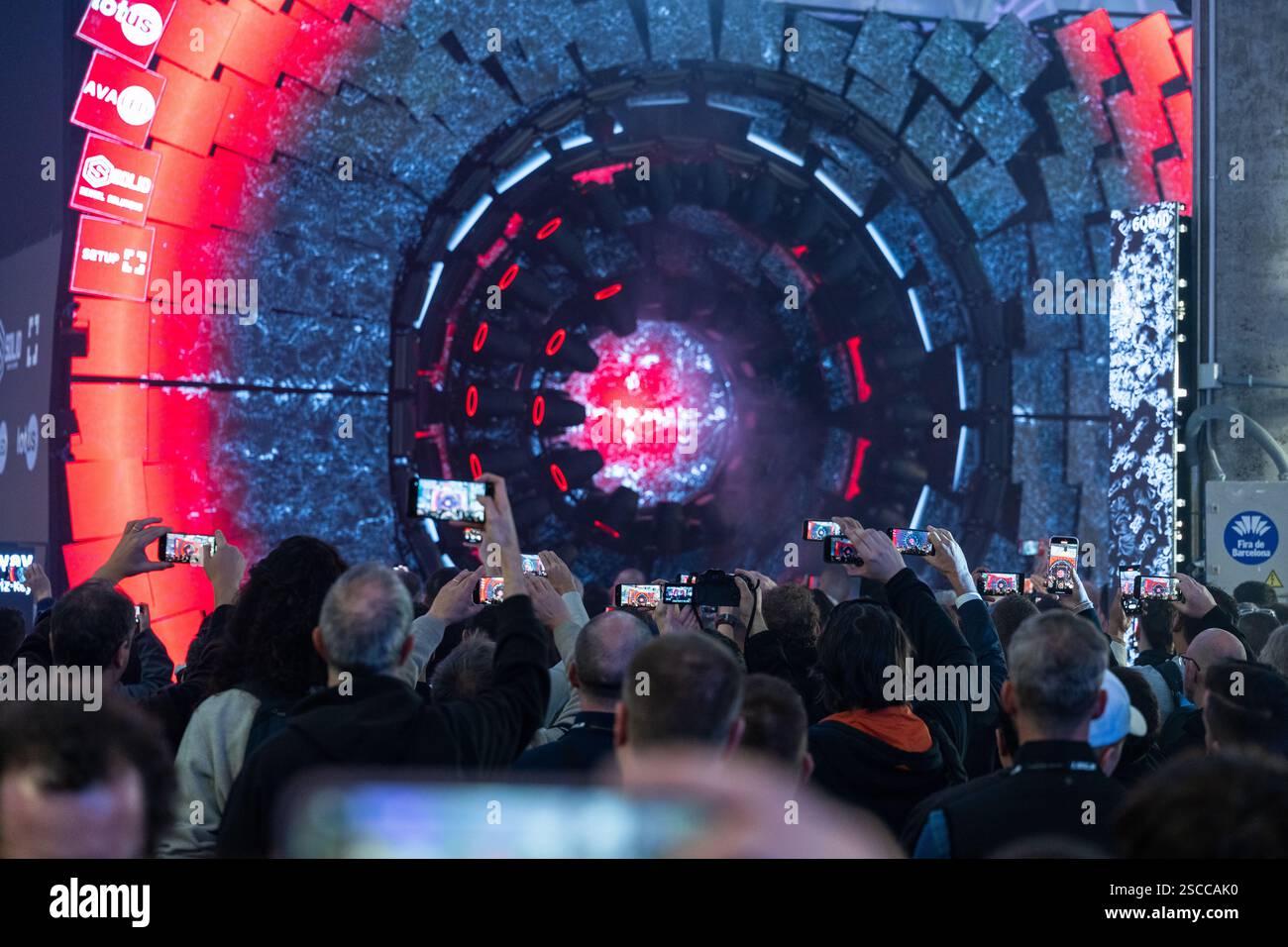 ISE 2025 (Integrated Systems Europe). Participants prenant des photos du module d'éclairage ...