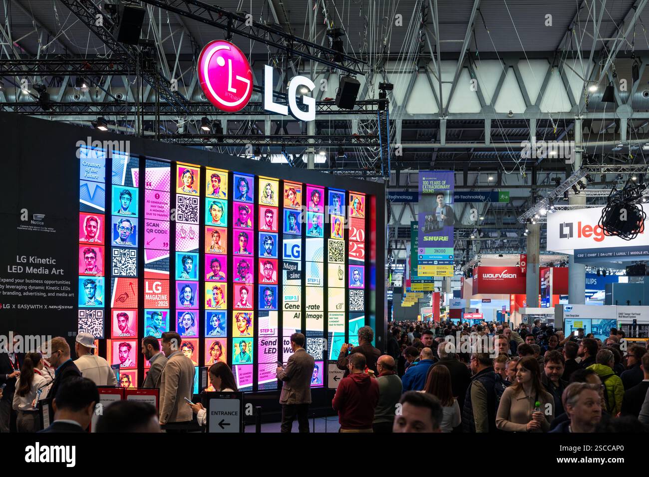ISE 2025 (Integrated Systems Europe). LG Display Panel lors du salon ISE 2025 à Gran via 2 ...