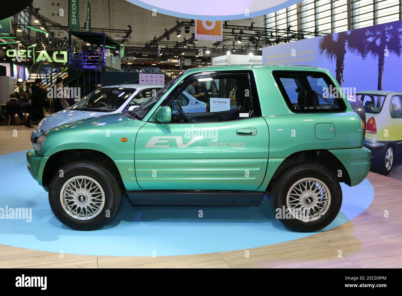 Toyota RAV4 EV 1. Generation Elektroauto mit NiMH-batterie, Baujahr 1996, 49. Salon Retromobile ...