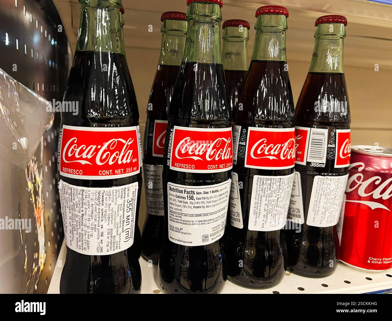 Kiev, Ukraine - 04 février 2025 : bouteilles de Coca-Cola en verre avec ...