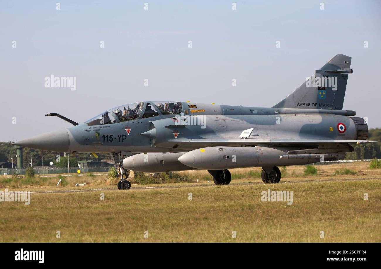 Ein Kampfflugzeug der französischen Luftwaffe vom Typ Dassault Mirage 2000B.. Ein Kampfflugzeug ...