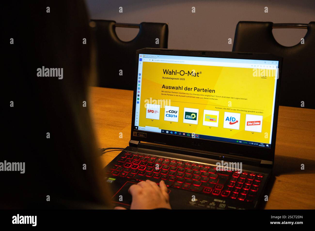 07.02.2025, xtgx, Symbolfotos Wahl-O-Mat zur Bundestagswahl. Logos der ...