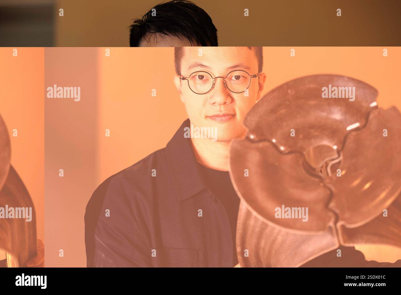 Hong Kong, Chine. 30 janvier 2025. Dennis Cheung tient son tabouret Triplex lors de la cérémonie ...