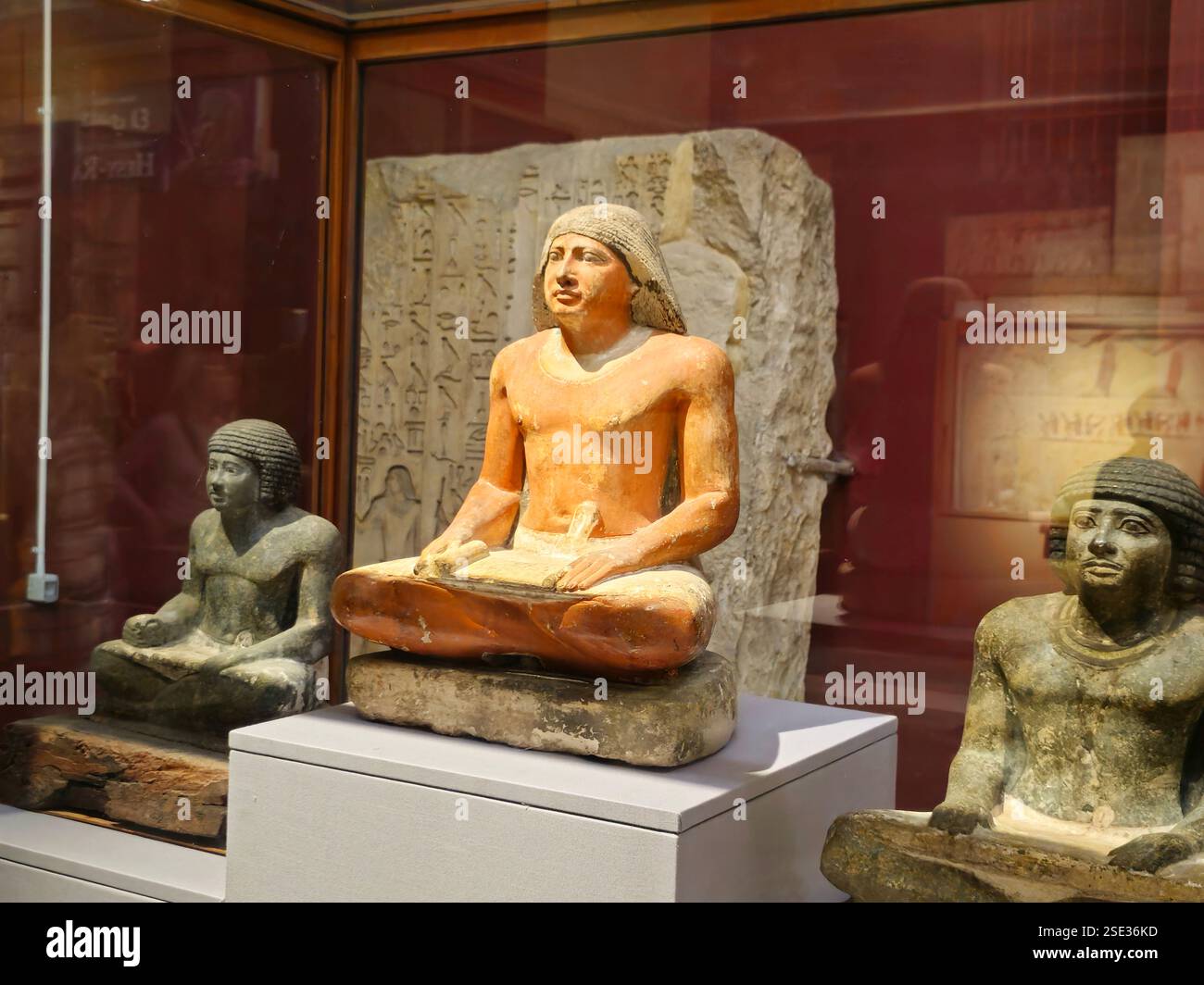 Le Caire, Égypte, 1er février 2025 : Statue de scribe égyptien assis à ...