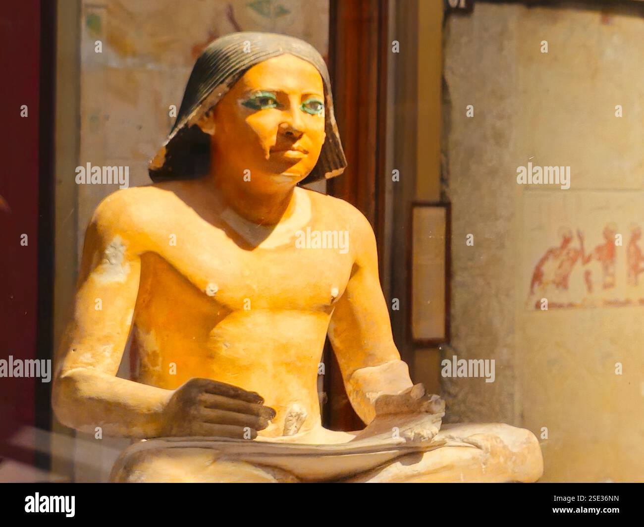 Le Caire, Égypte, 1er février 2025 : Statue de scribe égyptien assis à ...
