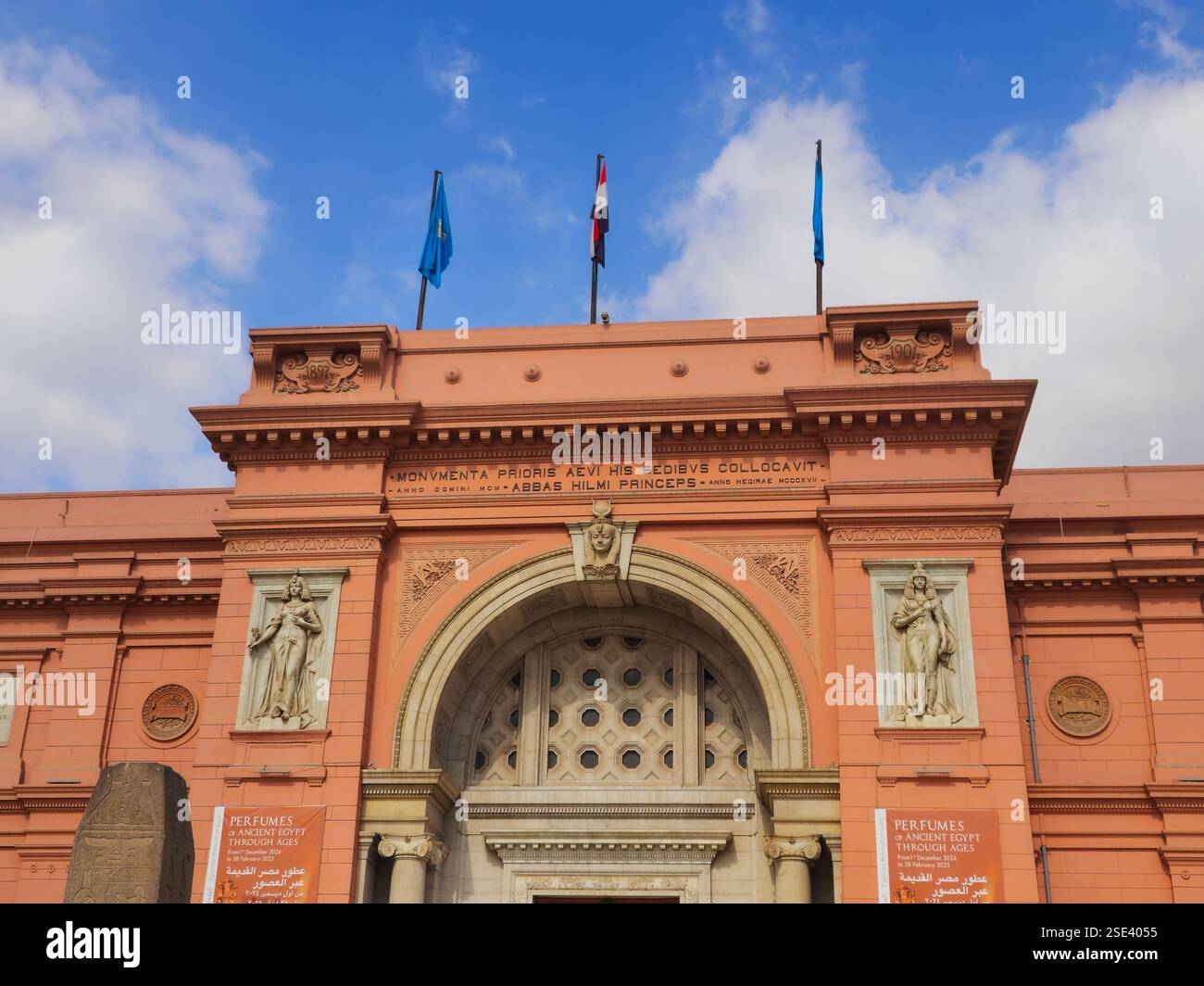 Le Caire, Egypte, 1er février 2025 : L'extérieur du Musée des ...