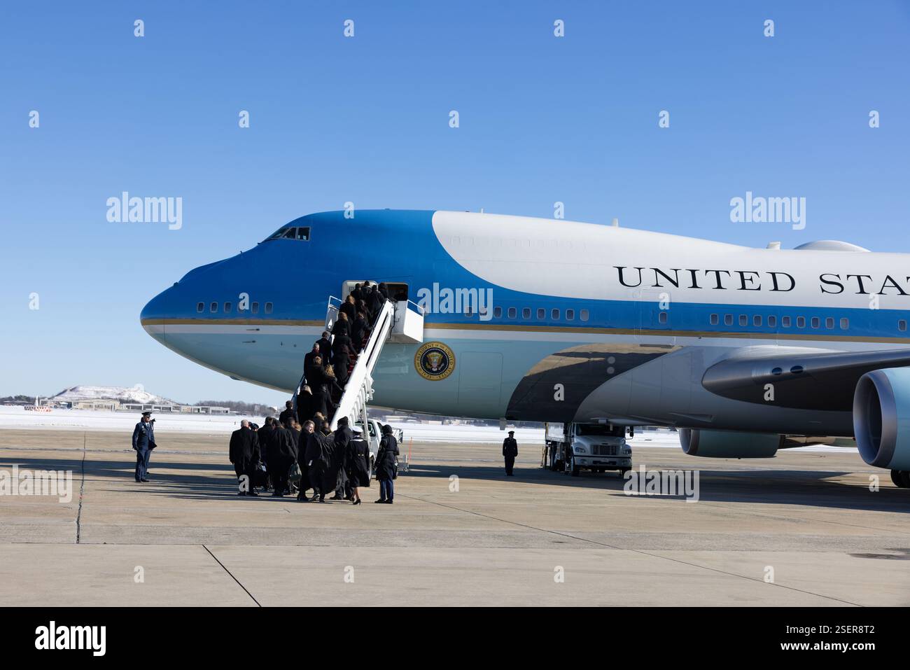 Des membres de l'ancien président Jimmy carter montent à bord d'un ...