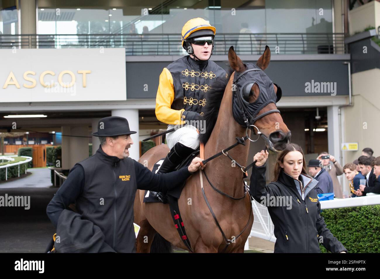 Ascot, Royaume-Uni. 17 février 2024. LE RAPPEUR monté par le jockey ...
