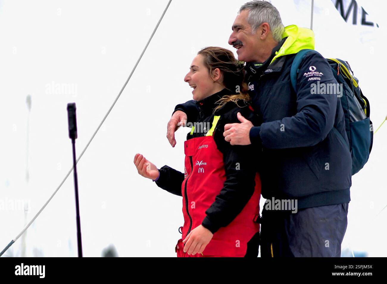 La skipper française Violette Dorange célèbre sur son IMOCA monocoque ...