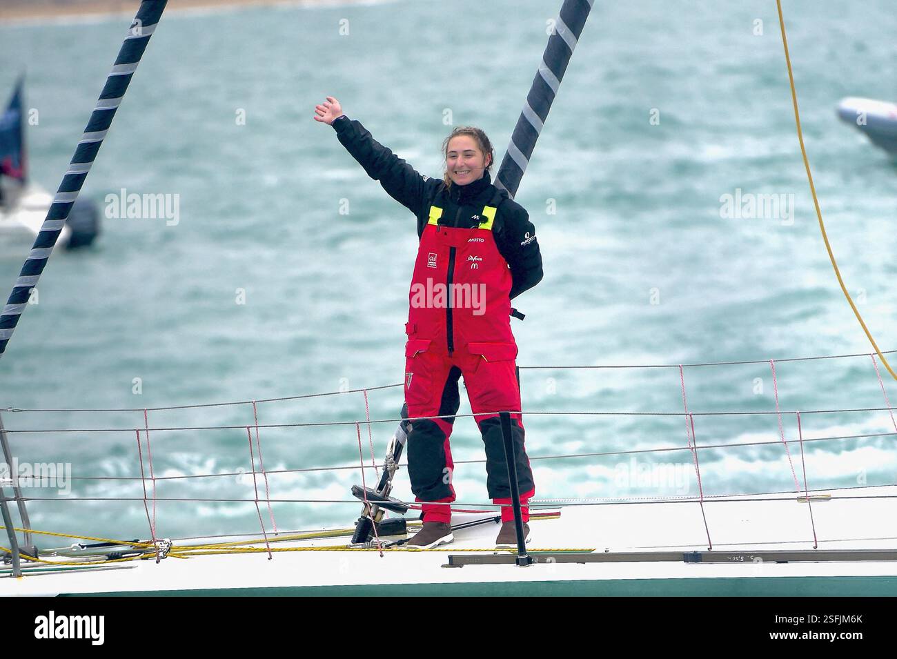 La skipper française Violette Dorange célèbre sur son IMOCA monocoque ...