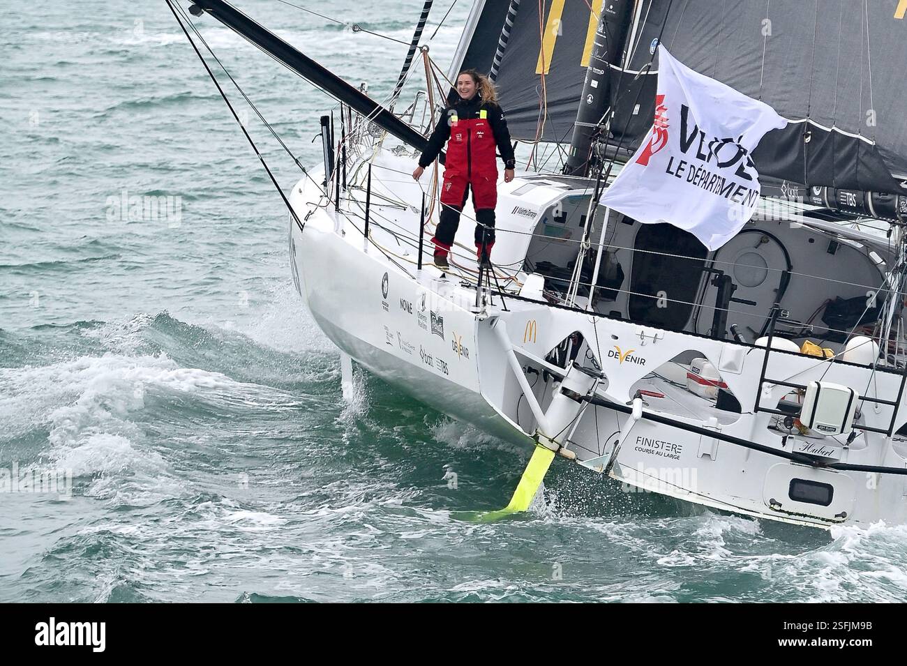 La skipper française Violette Dorange célèbre sur son IMOCA monocoque ...