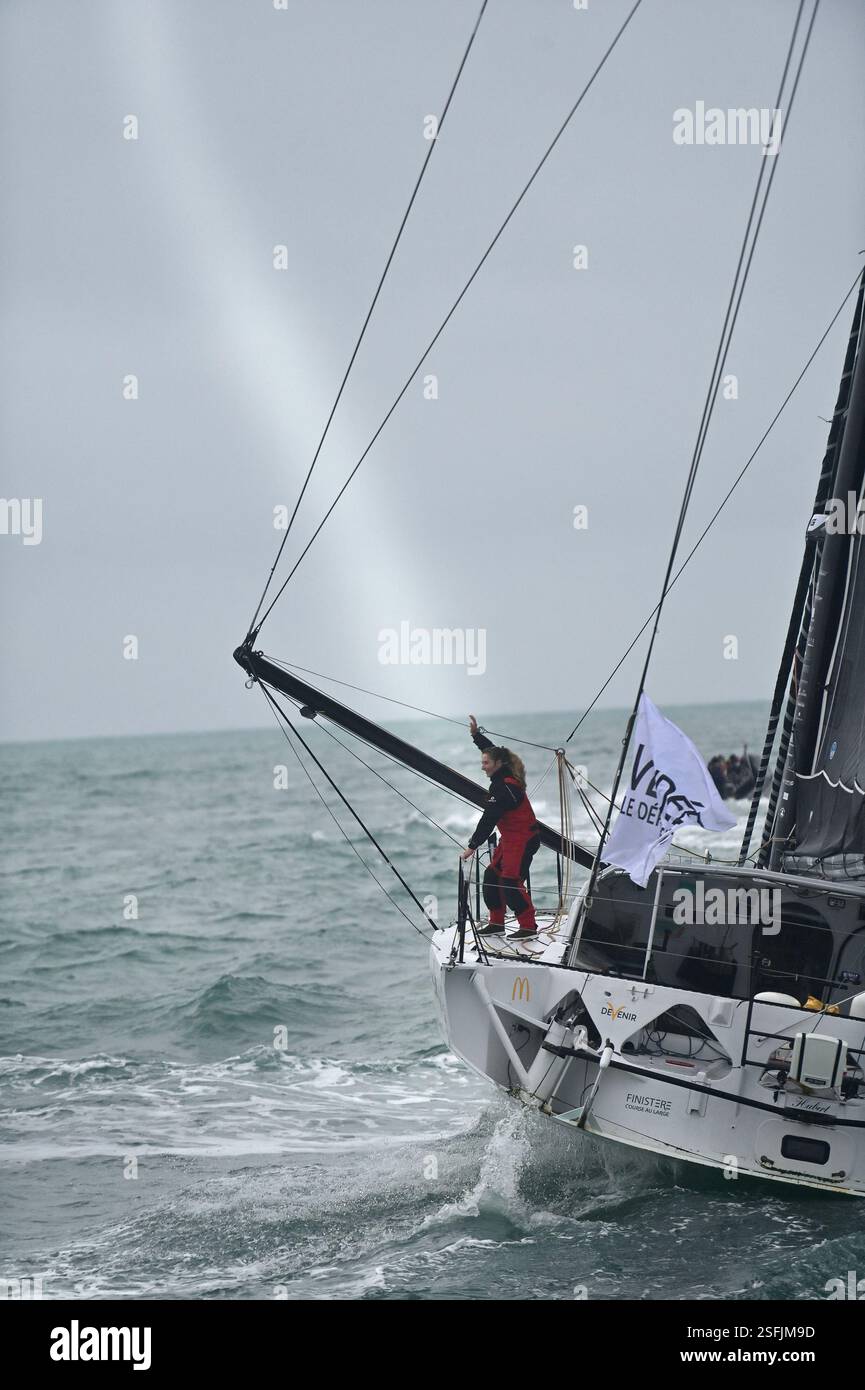 La skipper française Violette Dorange célèbre sur son IMOCA monocoque ...