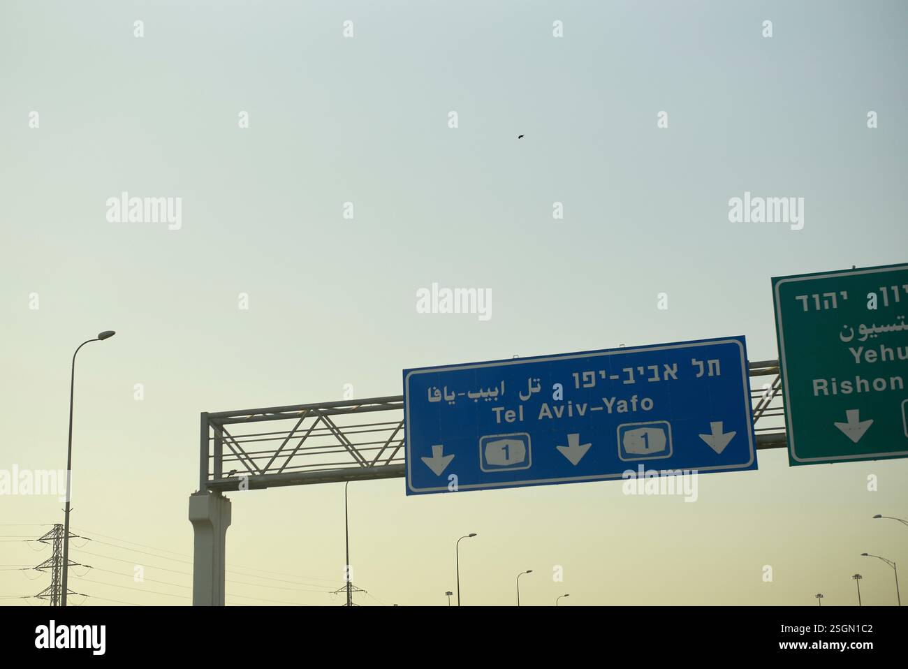 Israel highway signs tel aviv Banque de photographies et d’images à ...