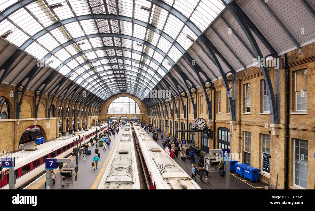 Passagers de la gare de kings cross Banque de photographies et d’images ...