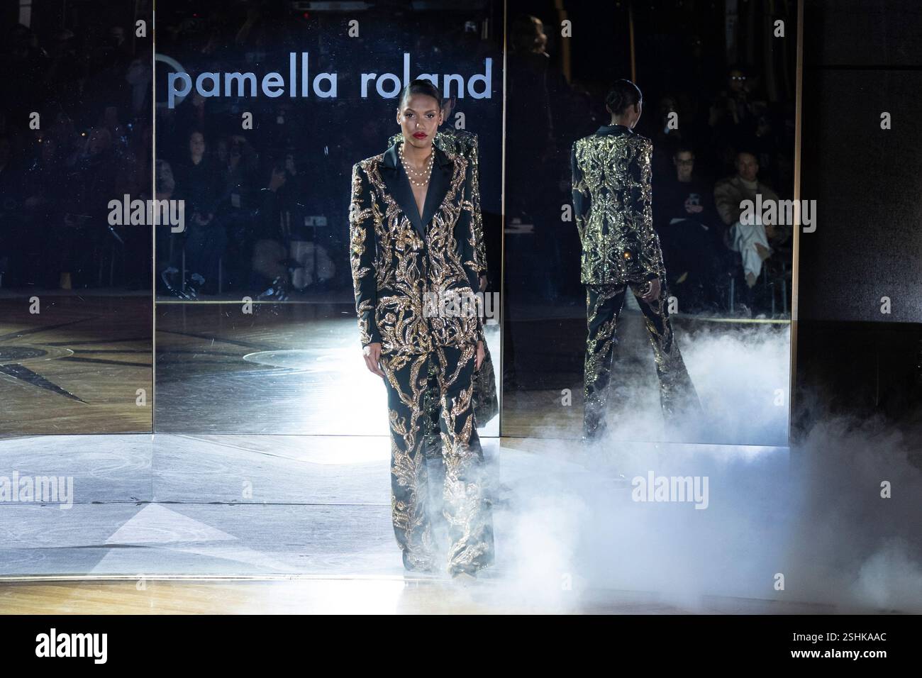 New York, NY, 10 février 2025 : un mannequin marche sur la piste pour ...