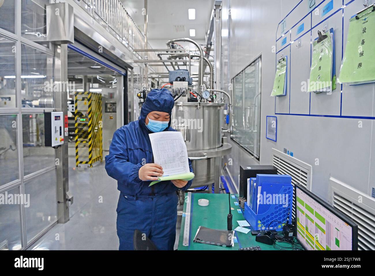 (250211) -- NANNING, 11 février 2025 (Xinhua) -- Wang Donglin parcourt ...