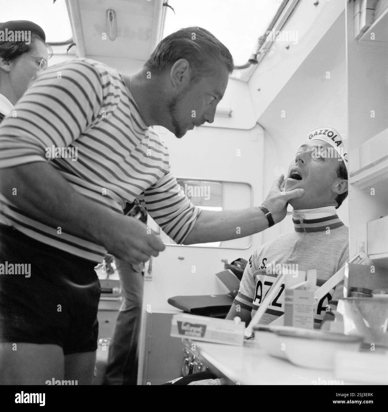 Arzt untersucht Charly Gaul, Tour de France 1962#A Doctor examinant ...
