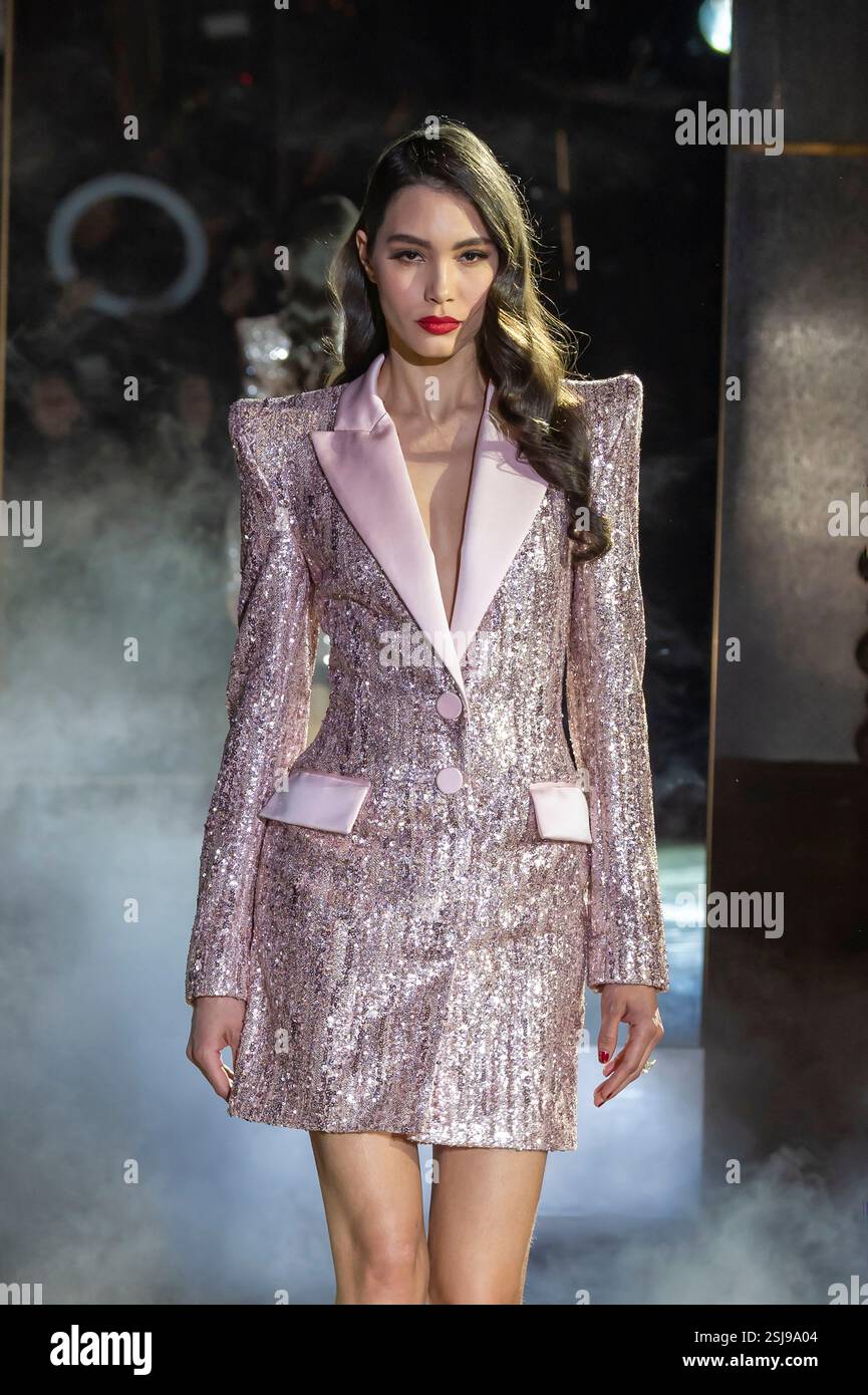 Un mannequin marche sur la piste du spectacle Pamella Roland pendant la ...