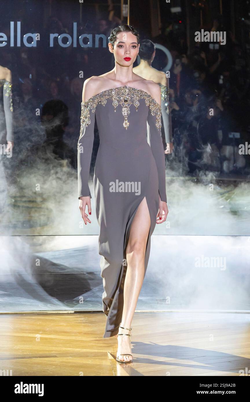 Un mannequin marche sur la piste du spectacle Pamella Roland pendant la ...