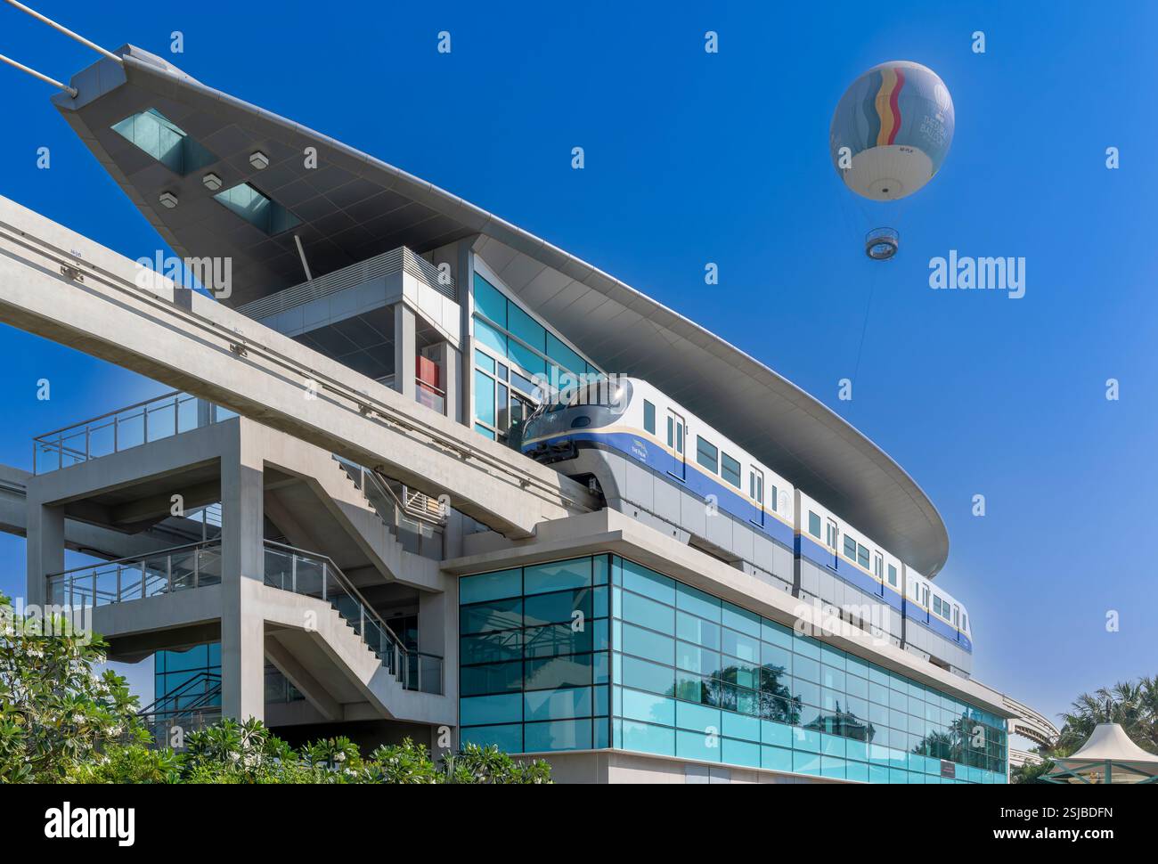 Le nouveau monorail de Dubaï relie la station de monorail Palm Jumeirah ...