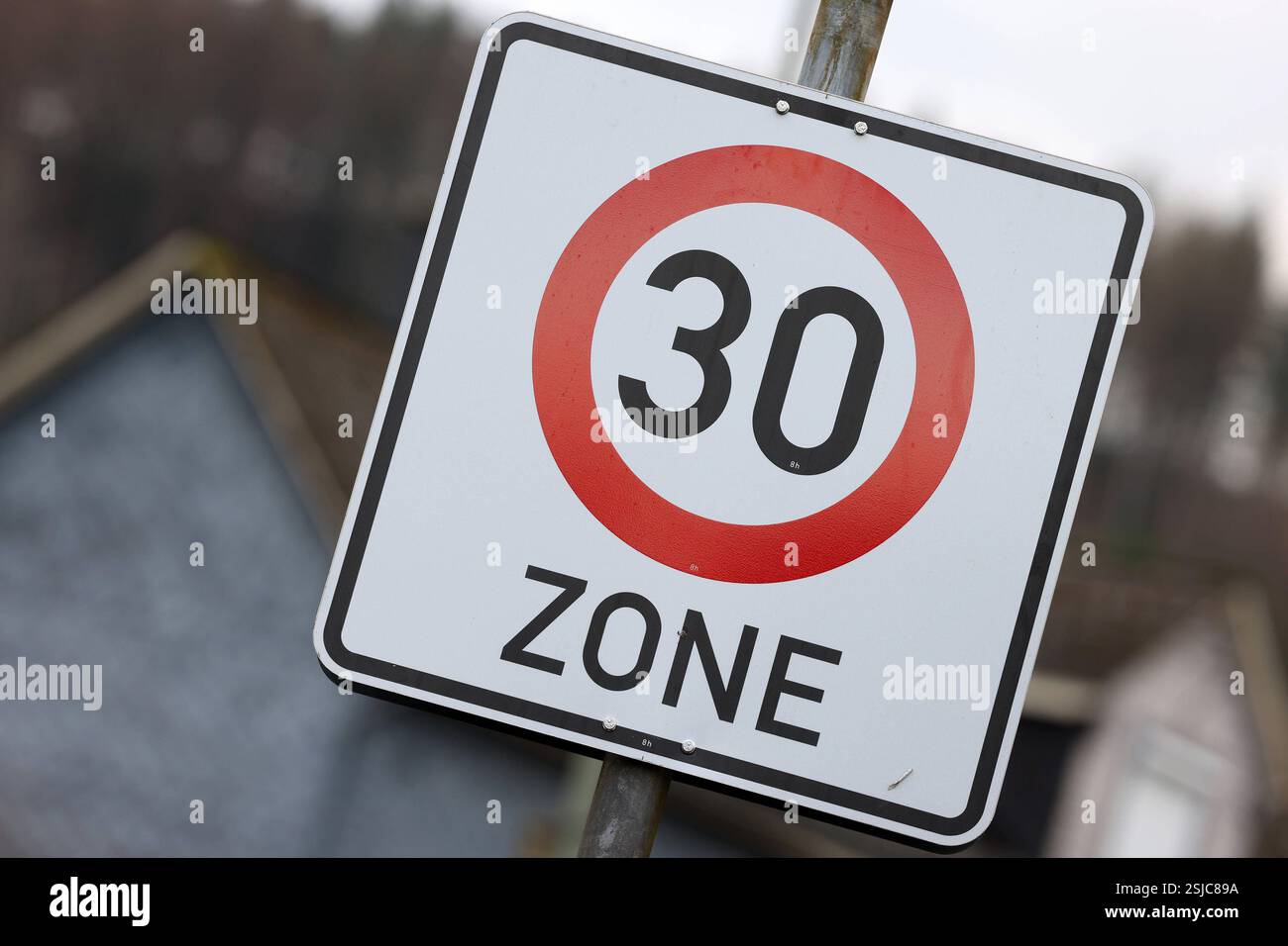 Verkehrszeichen, Beginn einer Tempo 30-zone. Verkehrszeichen im ...