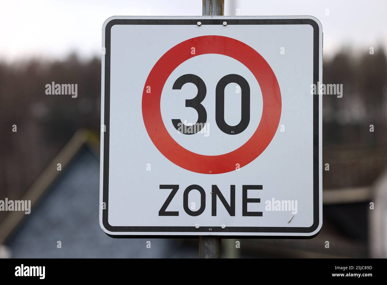 Verkehrszeichen, Beginn einer Tempo 30-zone. Verkehrszeichen im ...