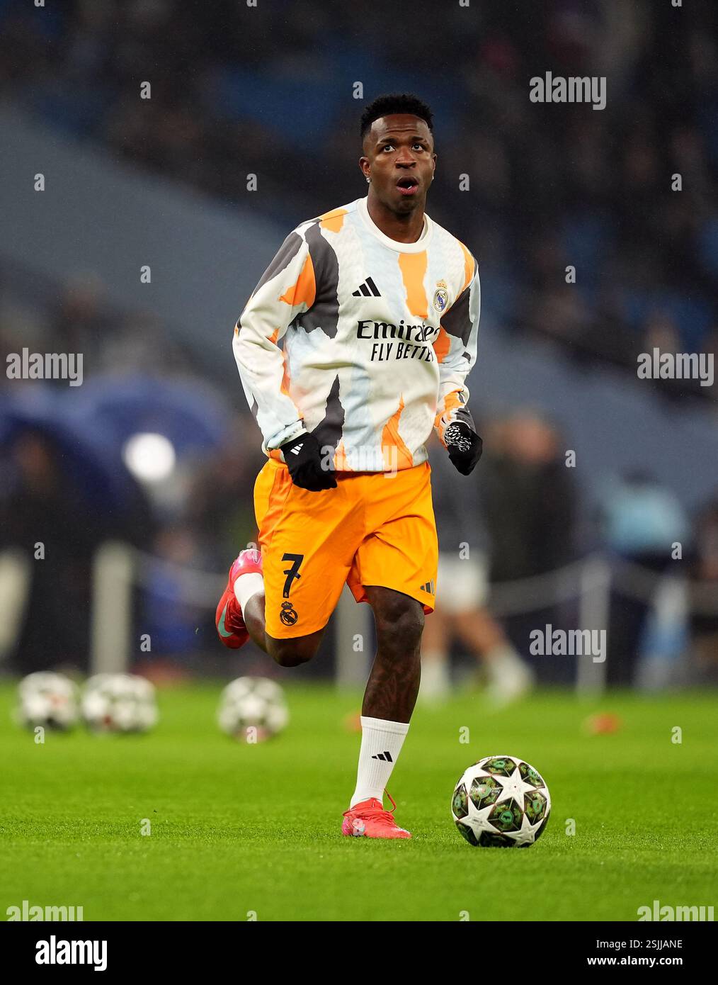 Vinicius Junior du Real Madrid se réchauffe avant les éliminatoires de ...