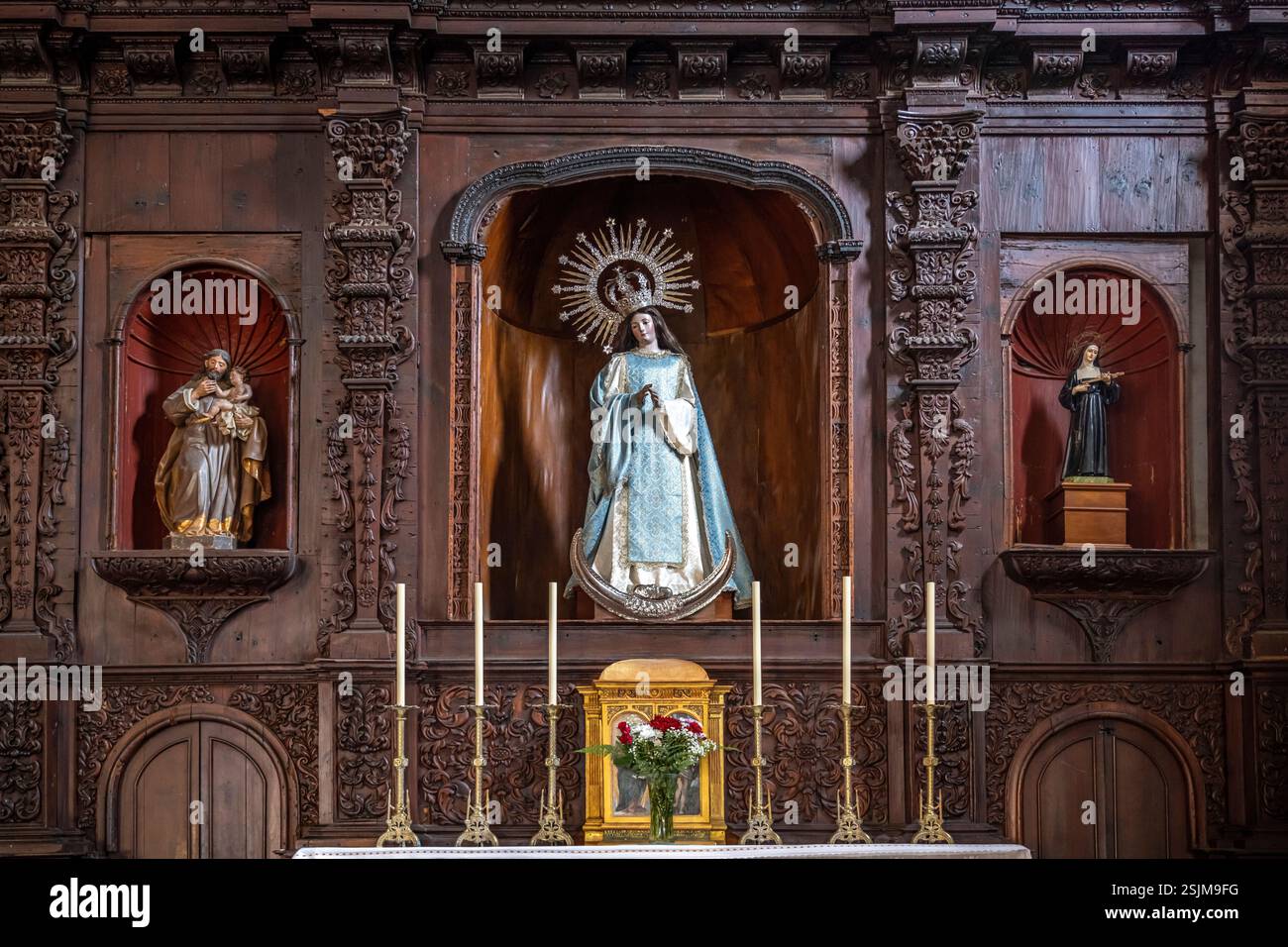 Autel à l'intérieur de l'église de l'Assomption de la Vierge Marie ou ...