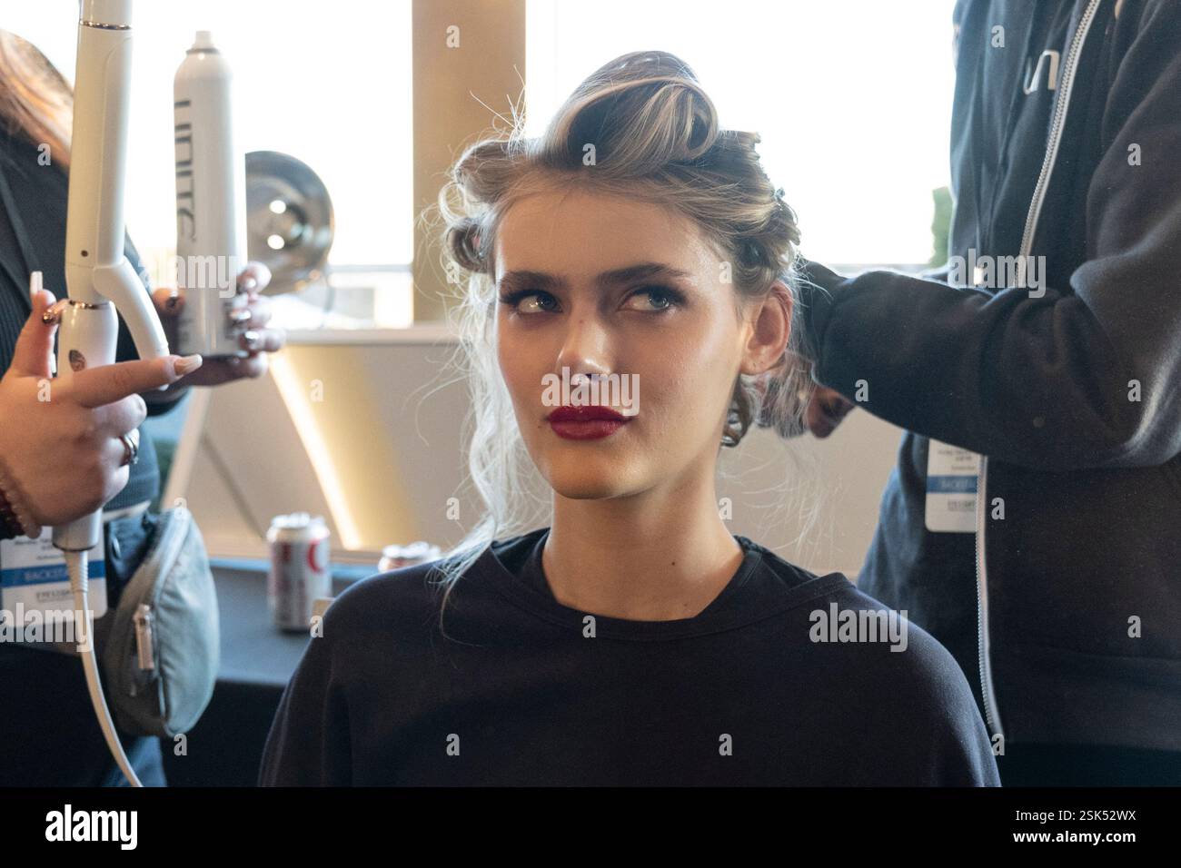 Un mannequin prépare les coulisses pour le défilé Pamella Roland ...
