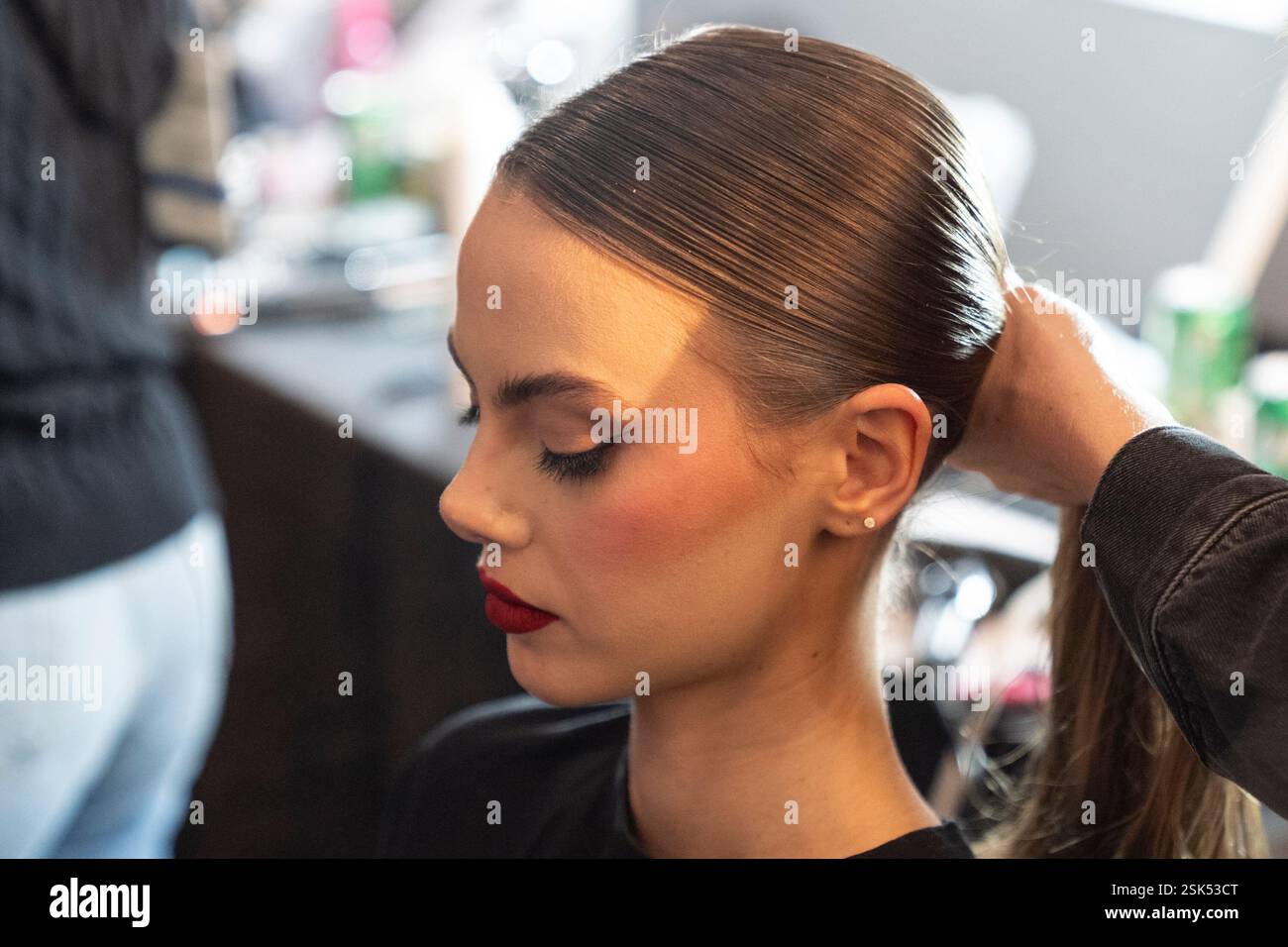 Un mannequin prépare les coulisses pour le défilé Pamella Roland ...