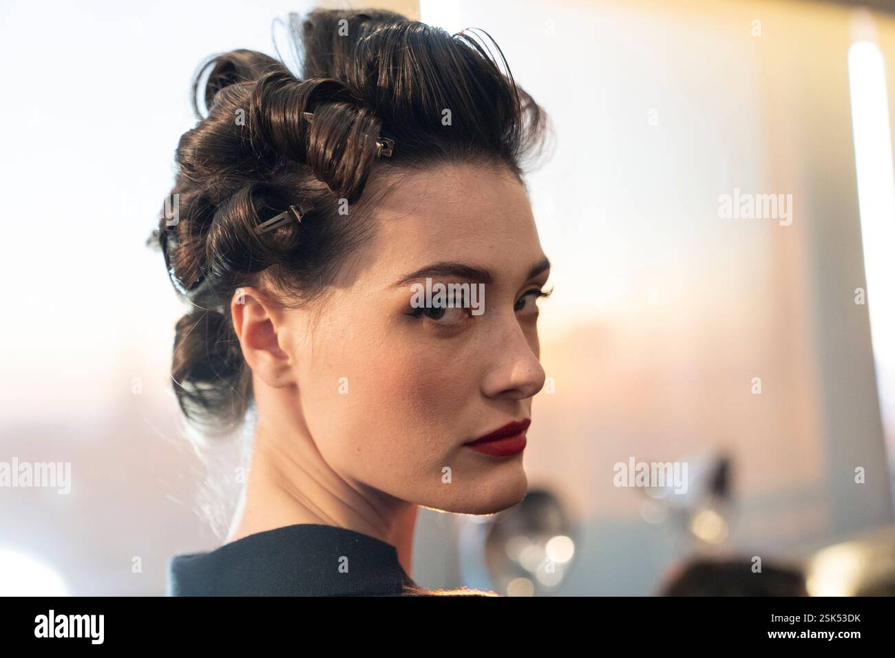 Un mannequin prépare les coulisses pour le défilé Pamella Roland ...