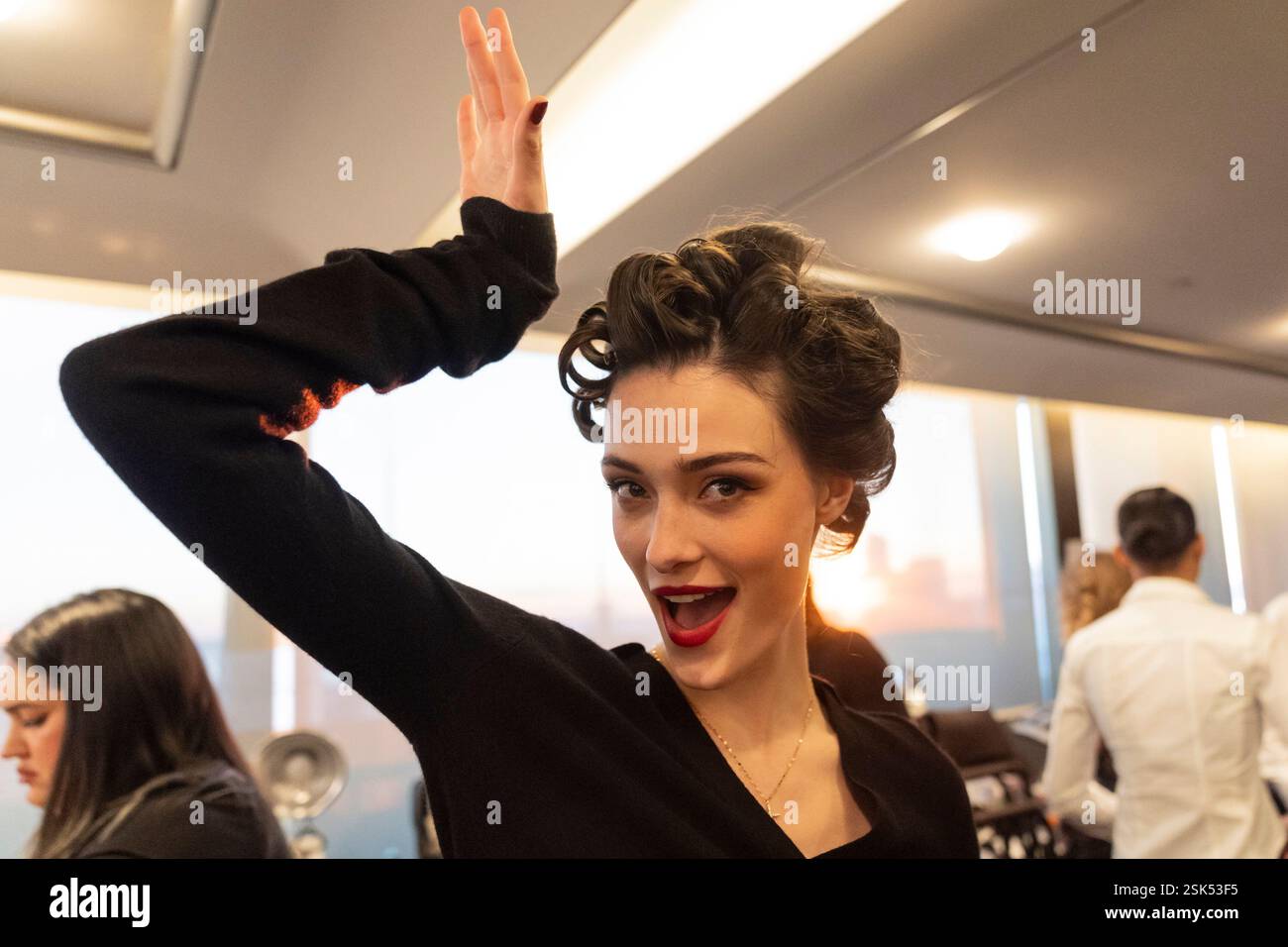 Un mannequin prépare les coulisses pour le défilé Pamella Roland ...