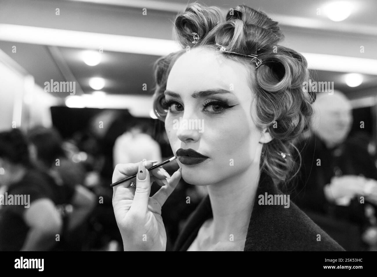 Un mannequin prépare les coulisses pour le défilé Pamella Roland ...