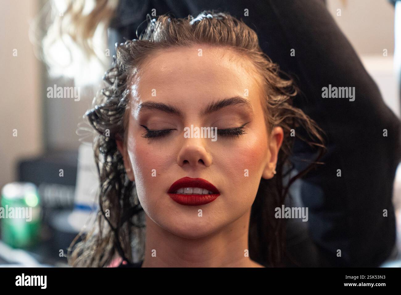 Un mannequin prépare les coulisses pour le défilé Pamella Roland ...