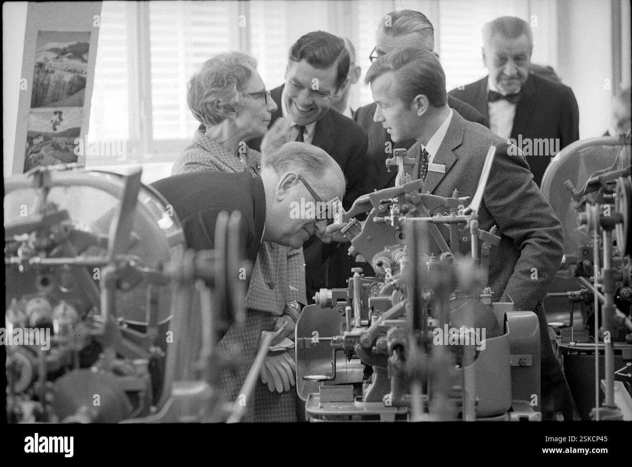 Herr J. Meier erklärt Tage Erlander und Gattin während der Führung ...