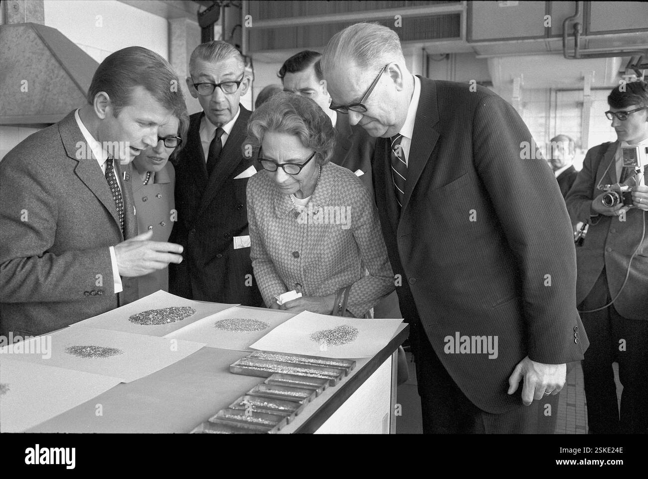 Herr J. Meier erklärt Tage Erlander und Gattin während der Führung ...