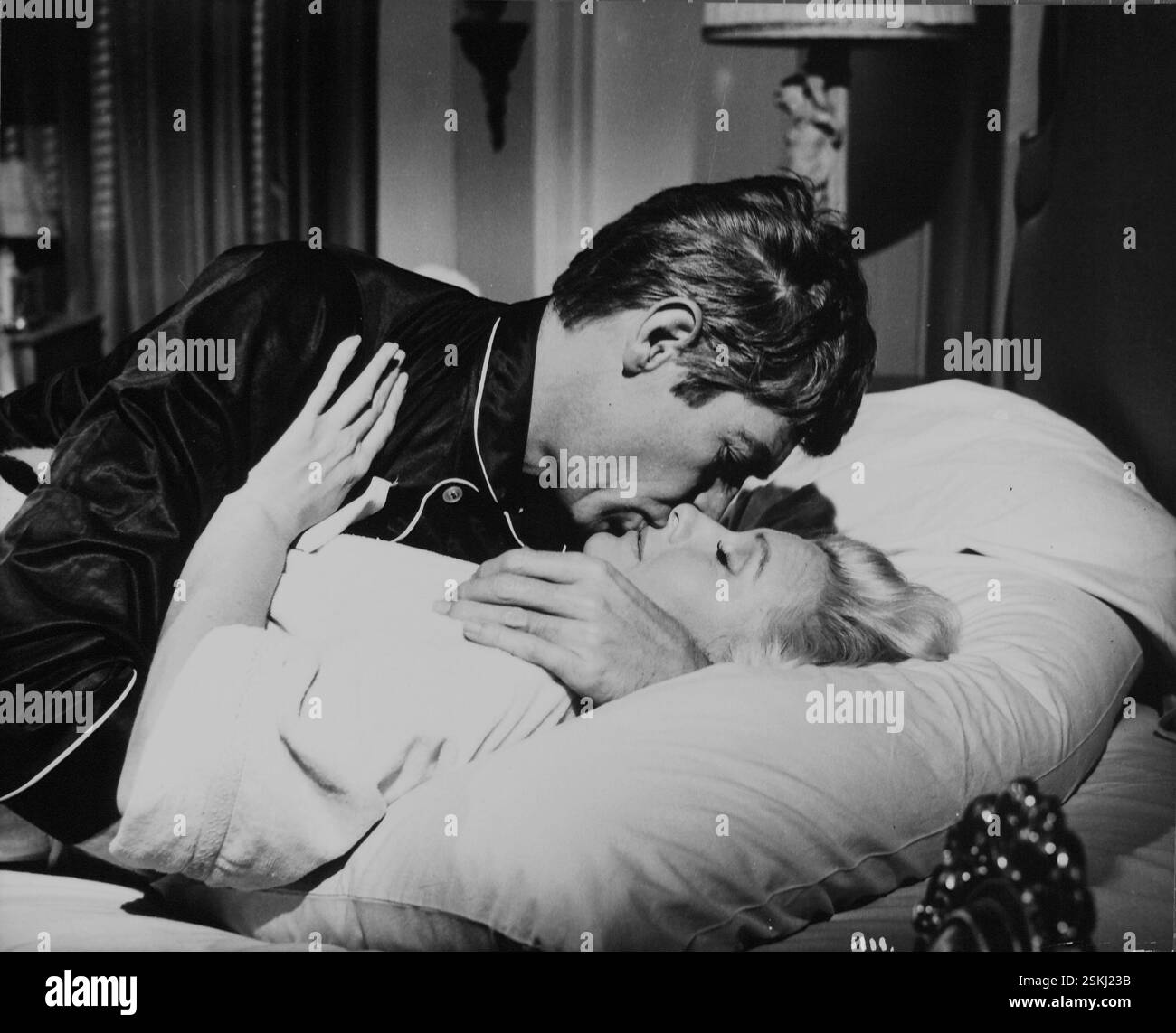 James Coburn, Camilla Sparv dans 'Dead Heat on a Merry-Go-Round' 1966#James Coburn, Camilla ...
