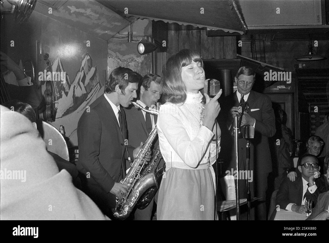 Mit bande Banque d'images noir et blanc - Alamy