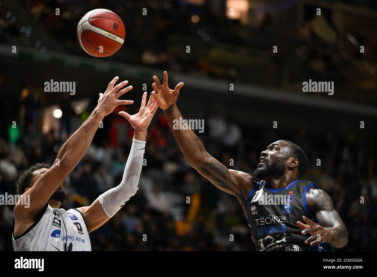 Jason Burnell de Germani Brescia en action lors du LBA Frecciarossa ...