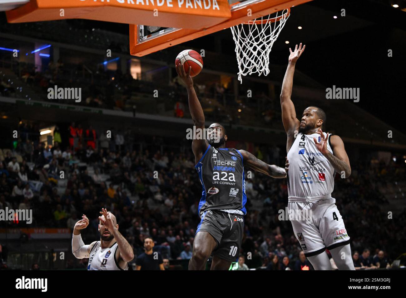 Jason Burnell de Germani Brescia en action lors du LBA Frecciarossa ...